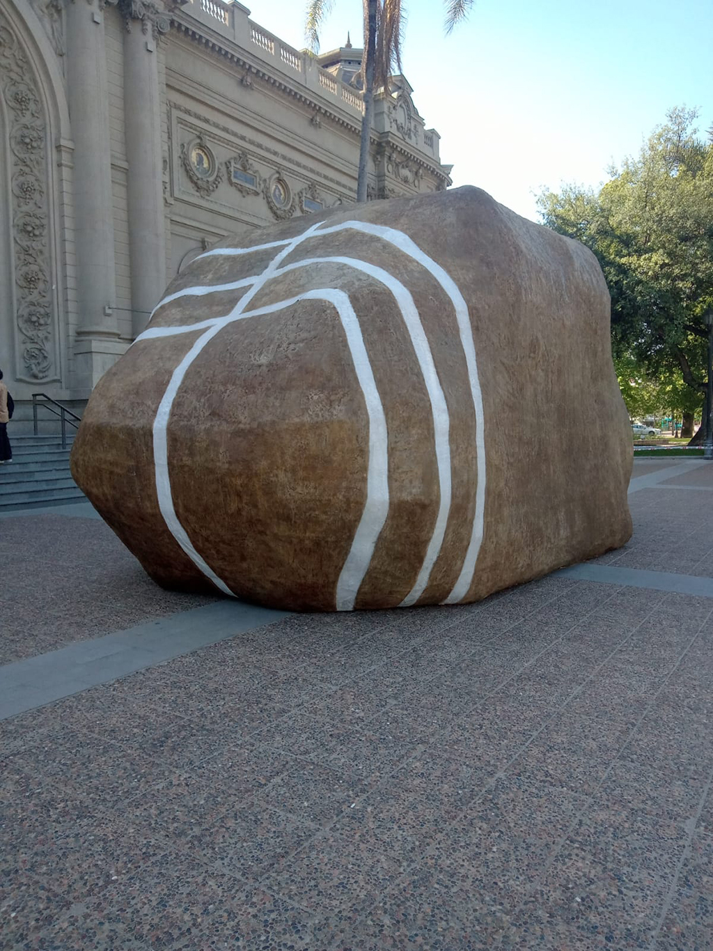 Enrique Matthey irrumpe con una gran piedra en el frontis del Museo ...