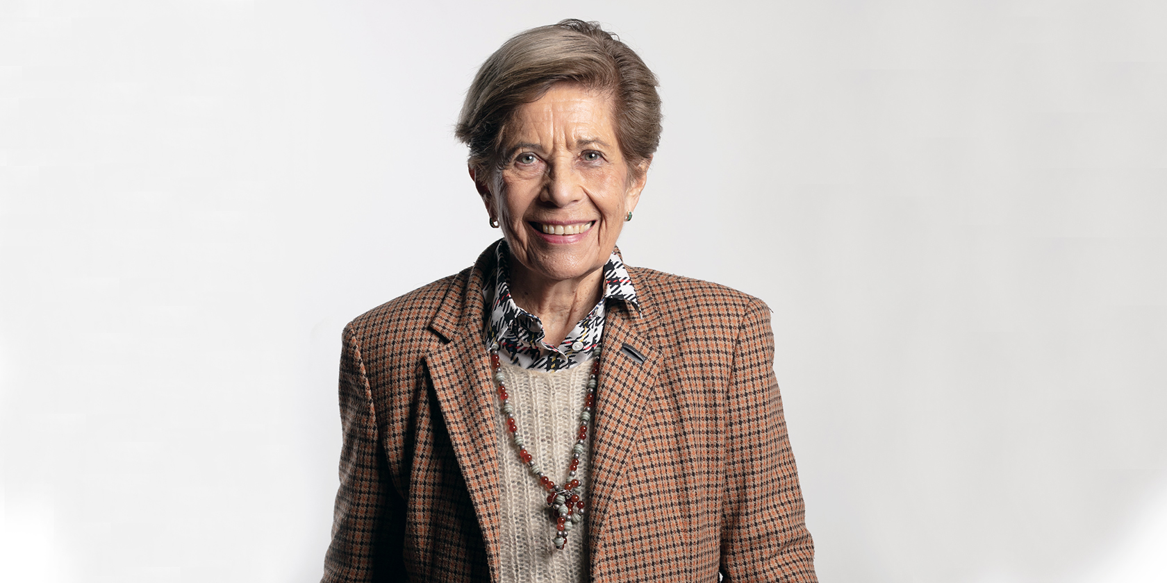 Académica Beatrice Ávalos es distinguida con la Condecoración al Mérito ...