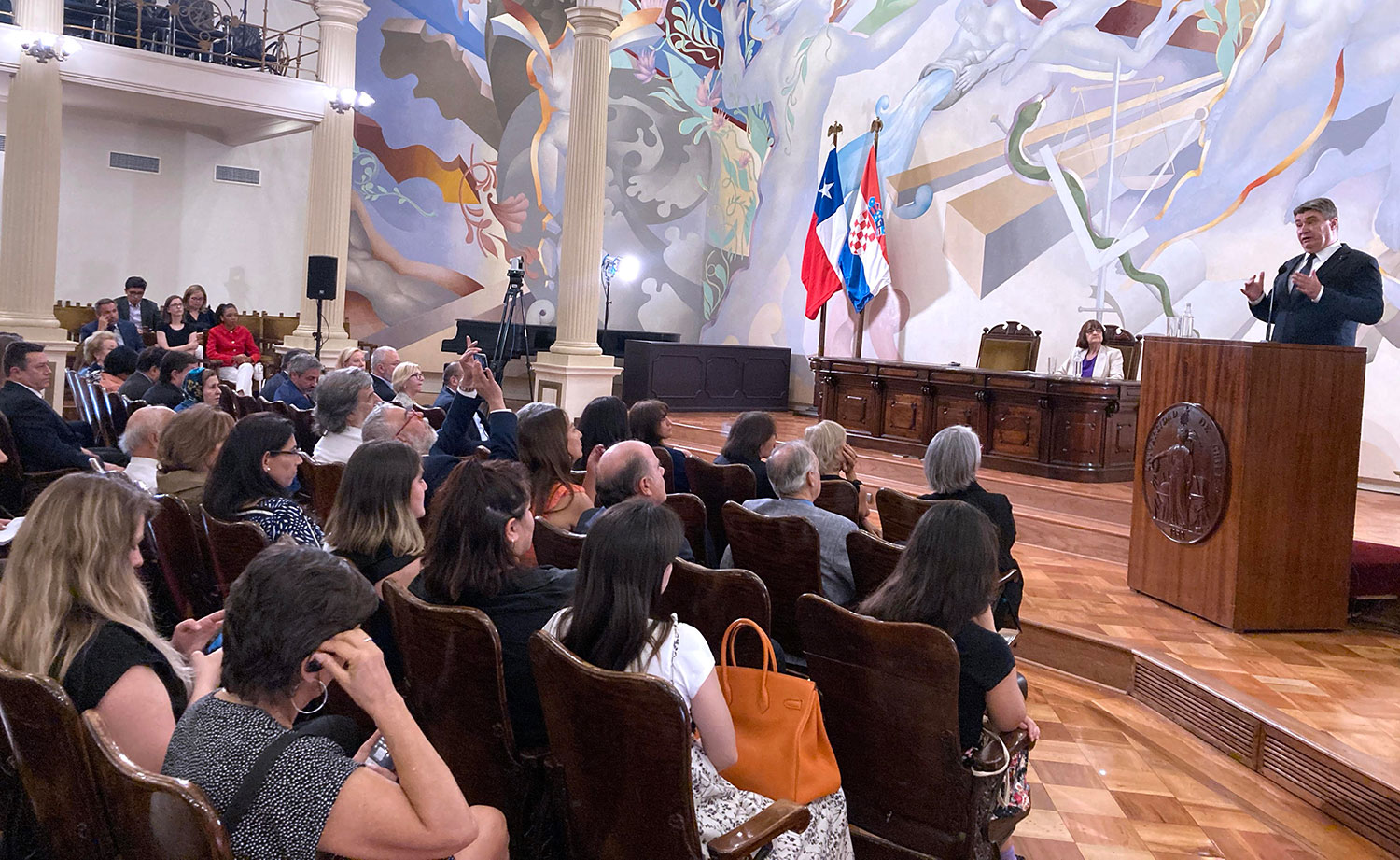 Presidente de Croacia visita la U. de Chile y dicta conferencia sobre geopolítica y su impacto ...